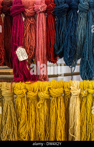 Bunt gefärbte Stränge Wolle für Kleidung in Spinnerei Weberei ...