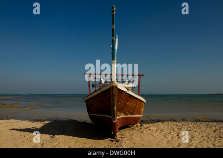 Gestrandeter traditionellen Dhau Boot und Strand in Al Wakra, Katar ...