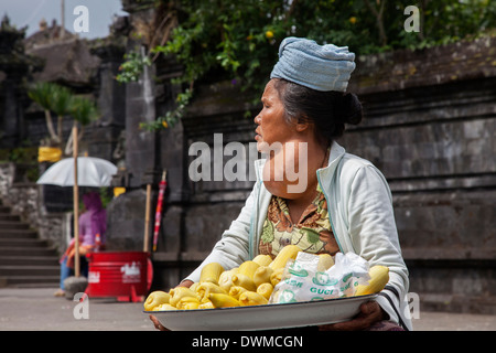 Frau mit einer großen Struma verkauft Obst beim Pura Besakih-Tempel in ...