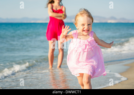 Kind an einem wunderschönen Strand. Little boy Laufen und Springen am ...