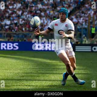 Der englische Spieler Jack Nowell fängt einen Ball beim Captain's Run ...