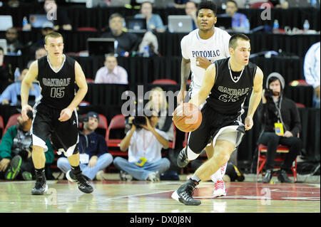 16. März 2014: Oakdales Jonathan Hoyle (25) dribbelt den Ball während ...