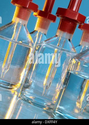 Schule-Wissenschaft-Labor mit Flaschen Chemikalien bereit für ein ...