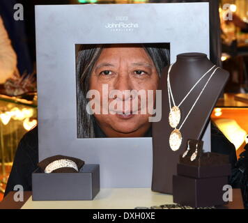 Mode Designer John Rocha CBE startet seine neue Reihe von Lace Schmuck bei The Kilkenny Shop auf Nassau Street mit Fas Stockfotografie Alamy