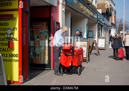 Royal Mail Postbote mit Fahrrad die Post im Dorf von Plumtree ...