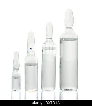 Medizinische Ampullen, Serum, Spritze und Laborgläser. Impfung ...