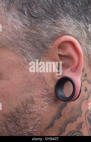 Mann mit großen Ohrlochstechen bei Dunstable Tattoo und Body piercing ...