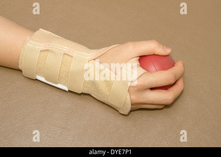 Woman's Hand mit handgelenkstütze Quetschen eine weiche Kugel für Hand ...