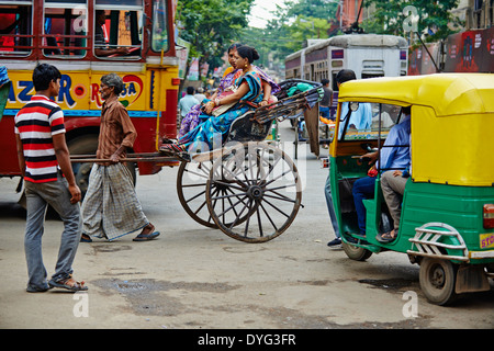 Man zieht die Rikscha, Calcutta Kolkata, Westbengalen, Indien ...