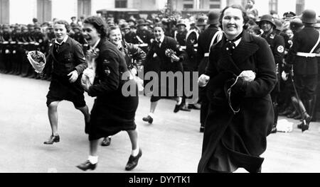 Adolf Hitler mit jubelnden Frauen und Kinder Stockfoto, Bild: 68830669 ...