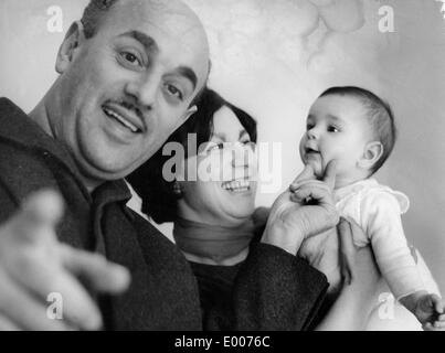 Filmproduzent Atze Brauner (2-R), seine Frau Maria, Atze Brauner Sohn ...