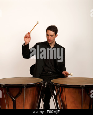 Pauker mit einer Pauke und Pauken Sticks Stockfotografie - Alamy