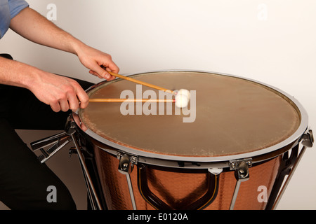 Pauker mit einer Pauke und Pauken Sticks Stockfotografie - Alamy