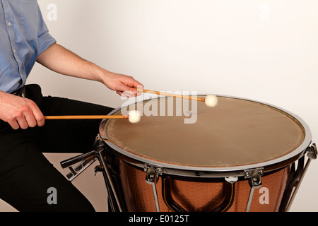 Pauker mit einer Pauke und Pauken Sticks Stockfotografie - Alamy
