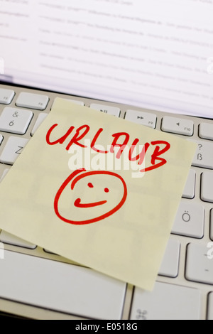 Ein Notiz Zettel liegt auf der Tastatur eines Computers in Erinnerung ...