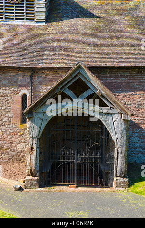 Gate of St Michael and All Angels Church, Mottram Parish, mit Blick auf ...