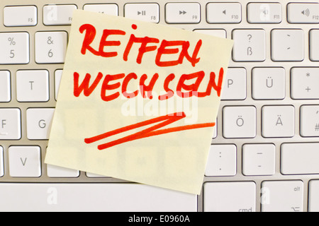 Ein Notiz Zettel liegt auf der Tastatur eines Computers in Erinnerung ...