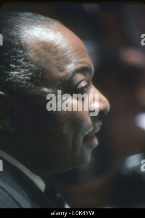 Count Basie, amerikanischer Pianist und Jazzband-Leader, vor einem ...