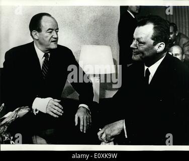 Im Jahr 1967 gratulierte Vizepräsident Hubert H. Humphrey Major General ...