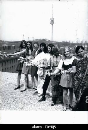 4. April 1971 - erste Hostessen für die Olympischen Spiele in München ...