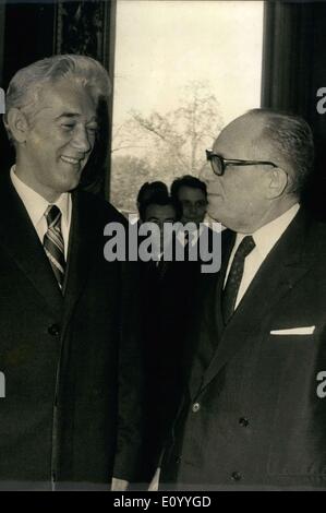 Der französische Außenminister Maurice Schumann trifft in Ypenburg ein ...