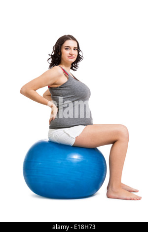 Gesunde junge attraktive hochschwangere Frau zeigt ihre wachsende Beule ...