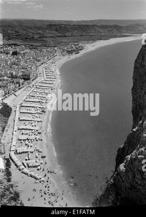 Praia da Nazaré in Portugal ist ein beliebter Strand, der für seine ...