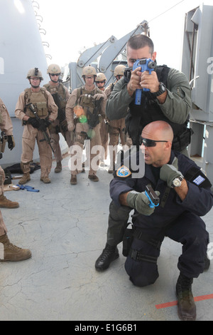Seth Smith und CPL. Jesse Cobos tritt bei einem Treffen des ...