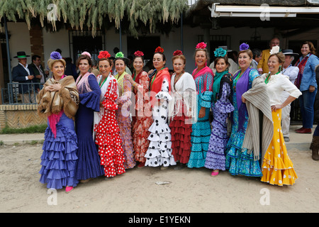 Weibliche katholische Pilger aus Andalusien in Tracht besuchen das ...