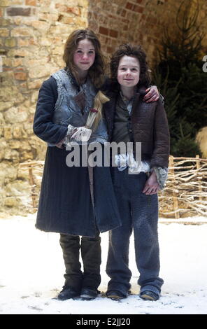 Lea Müller und Maximilian Ehrenreich bei einem Fototermin am Set für ...