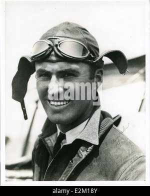 Art Goebel, ein früherer Pionier der Luftfahrt, und Admiral Joseph ...