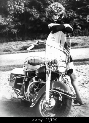 Frau posiert Motorrad. Harley Davidson maßgeschneiderte Chopper ...