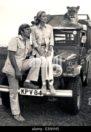 DIANA MULDAUR, GARY COLLINS (Freude und George Adamson mit Lions Cubs ...