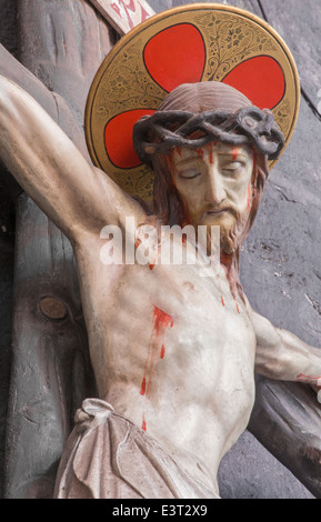 BRÜGGE, Belgien - Eine Statue der Kreuzigung Christi schmückt das Äußere der Kirche unserer ...
