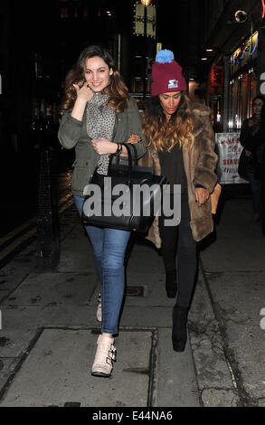 Kelly Brook und Preeya Kalidas genießen Sie eine Nacht in The Book of ...