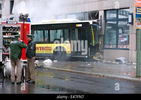 Unfall mit dem BVG-bus Stockfotografie - Alamy