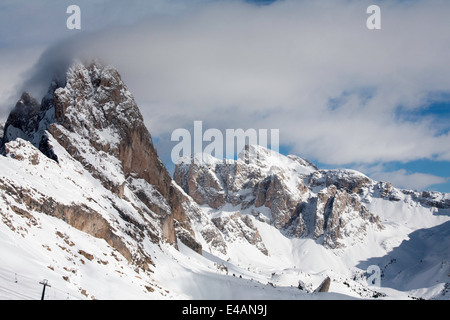 Wolken und Nebel bestehen über die Geisler Geislerspitzen Seceda Col ...