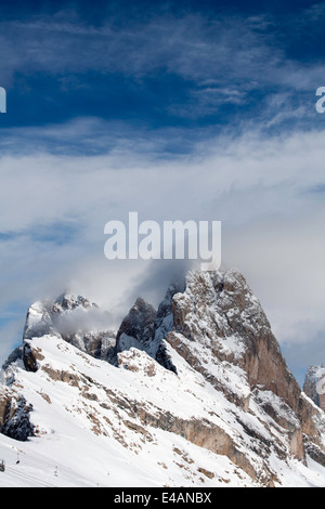 Wolken und Nebel bestehen über die Geisler Geislerspitzen Seceda Col ...