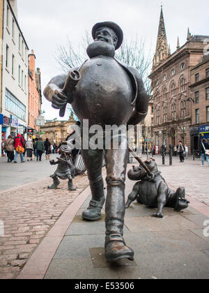Stadtplatz mit einer Statue von Desperate Dan und Dawg (aus dem Dandy ...