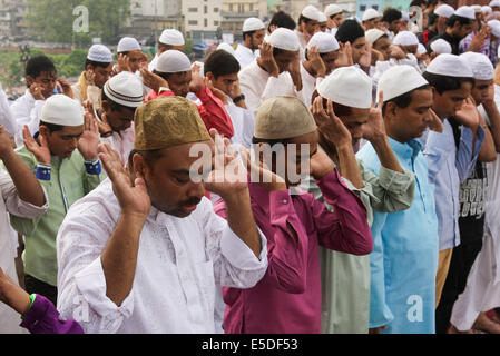 Delhi, Indien - Juli 29 2012 - Menschen in der Jama Masjid Moschee, die ...