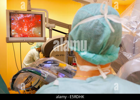 Prostatektomie durchgeführt vom Telechirurgie Roboter Da Vinci, welche ...