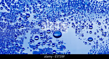 Wassertropfen auf blauer Oberfläche. Wasser Wellen Hintergrund ...