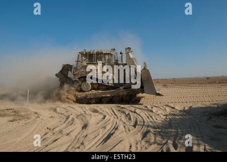 Ein gepanzerter israelischer Militärbulldozer D9 mit einem Graffiti in ...