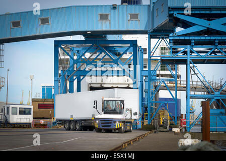 Container beladen ein LKW im Hamburger Hafen, Hamburg, Deutschland ...