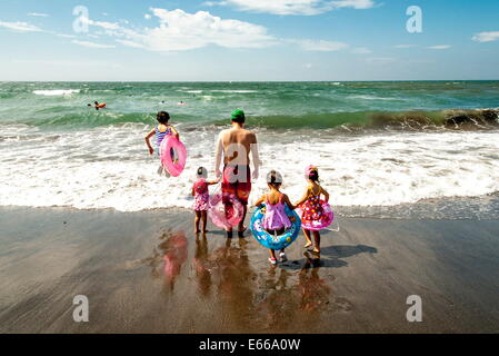 Kamakura (Kanagawa, Japan): Yuigahama Strand im Sommer Stockfotografie ...