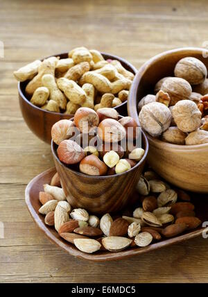 Verschiedene Arten von Nüssen in weißen Mandeln, Pistachios, Cashews ...