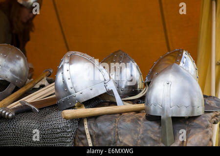 Wikinger Rüstung und Waffen an ein historisches Reenactment. UK ...