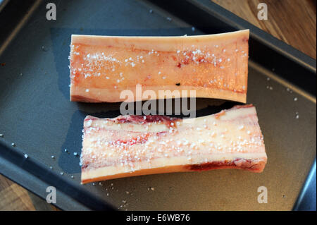 Raw Knochenmark Knochen bereit zum Braten - ein Beispiel Nase bis ...