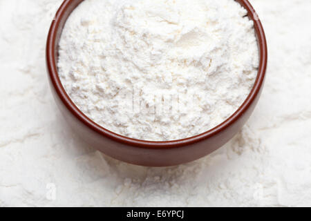 Haufen von weißem Weizenmehl Nahaufnahme und Weizenohren isoliert auf ...