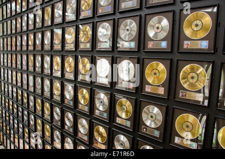 Eine Wand aus goldenen Schallplatten an die Country Music Hall Of Fame ...